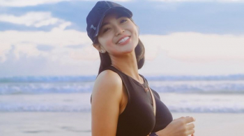 4 Potret Seksi Wika Salim Pakai Crop Top Ketat di Pantai Bikin Netizen Resah - News+ on RCTI+