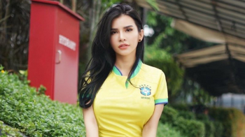 5 Potret Maria Vania Pakai Jersey Timnas Brasil Bikin Susah Kedip ...