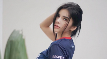 Tampilan Super Seksi Maria Vania Pakai Jersey Prancis, Pasti Bikin Fans ...