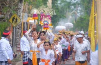 Pura Ulun Danu Bedugul Hadirkan Parade Budaya `Gebogan` Jelang Libur ...