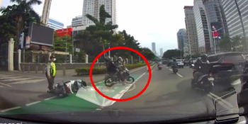 Viral! Tabrakan di Jalur Sepeda, Diduga Oknum TNI Ngamuk Tendang Pemotor Lain | News+ on RCTI+