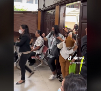 Viral Emak-Emak Fans Bharada E Berebutan Masuk Ruang Sidang, Saling ...