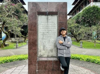 Ini Gaya Trendi Sri Mulyani Pakai Jaket hingga Topi Hitam di ITB ...