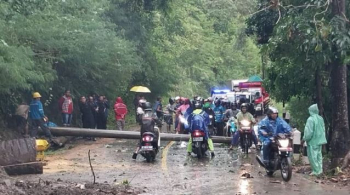 Duh! Longsor Tutup Jalur Wisata Pantai Selatan Bagbagan-Kiaradua ...
