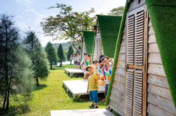 5 Ide Liburan Keluarga Bikin Happy , Glamping Seru hingga Berburu ...