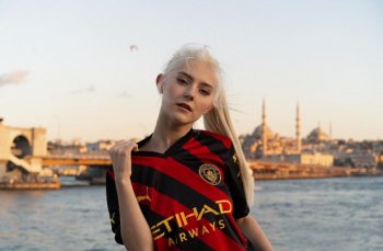 Biodata dan Profil Eva Elfie, Model Cantik yang Sukses di Industri Film ...